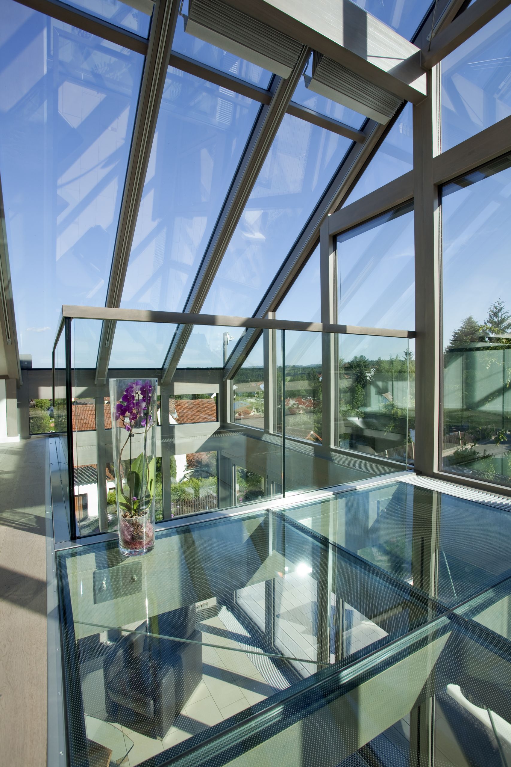 Ein Balkon integriert als Galerie im Wintergarten in der Nähe von ...