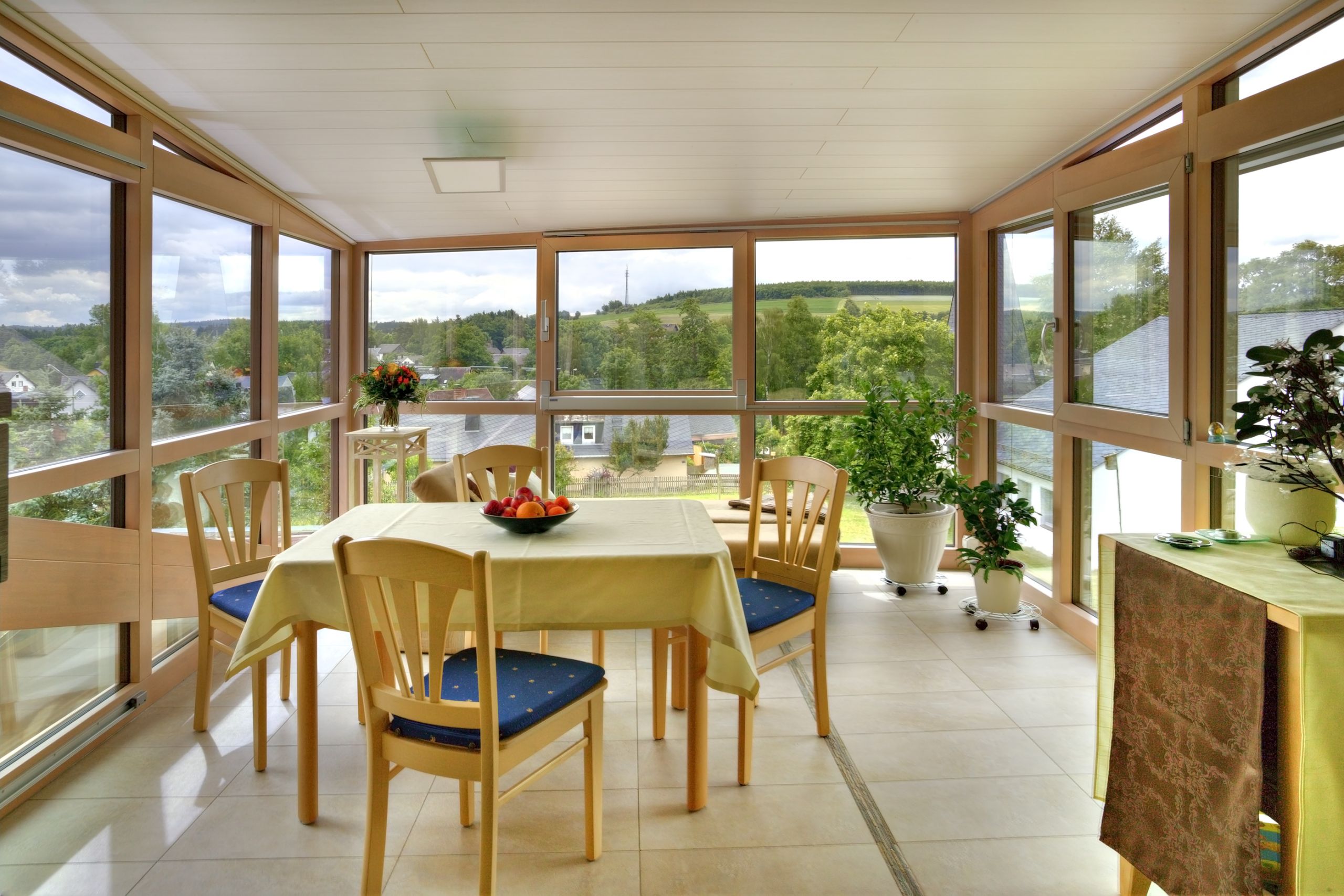 Wintergarten im Erdgeschoss und im ersten Stock in der Nähe von Hof ...