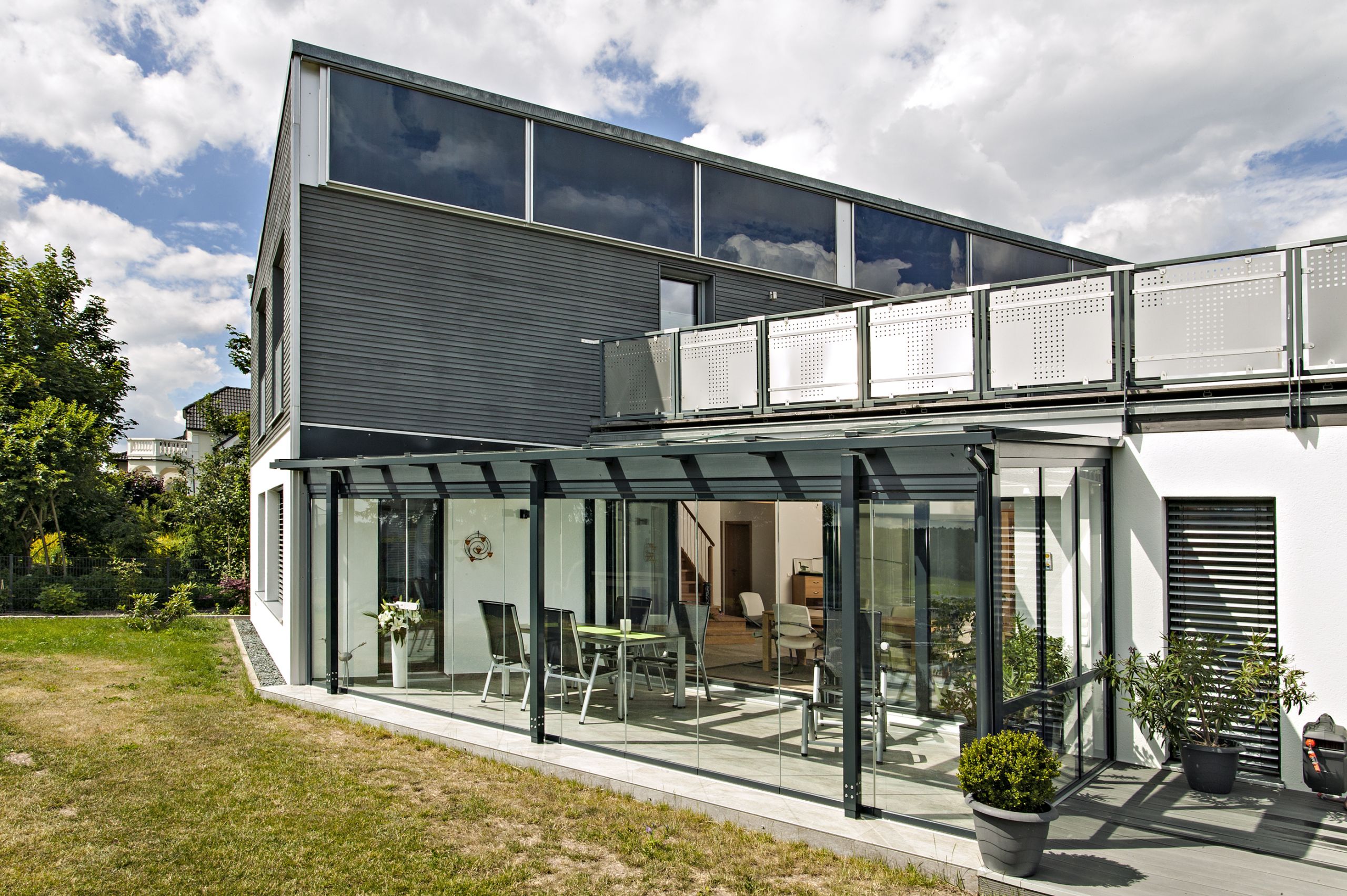 Terrassenüberdachung Alu als effektiver Wind- und Regenschutz im Raum ...