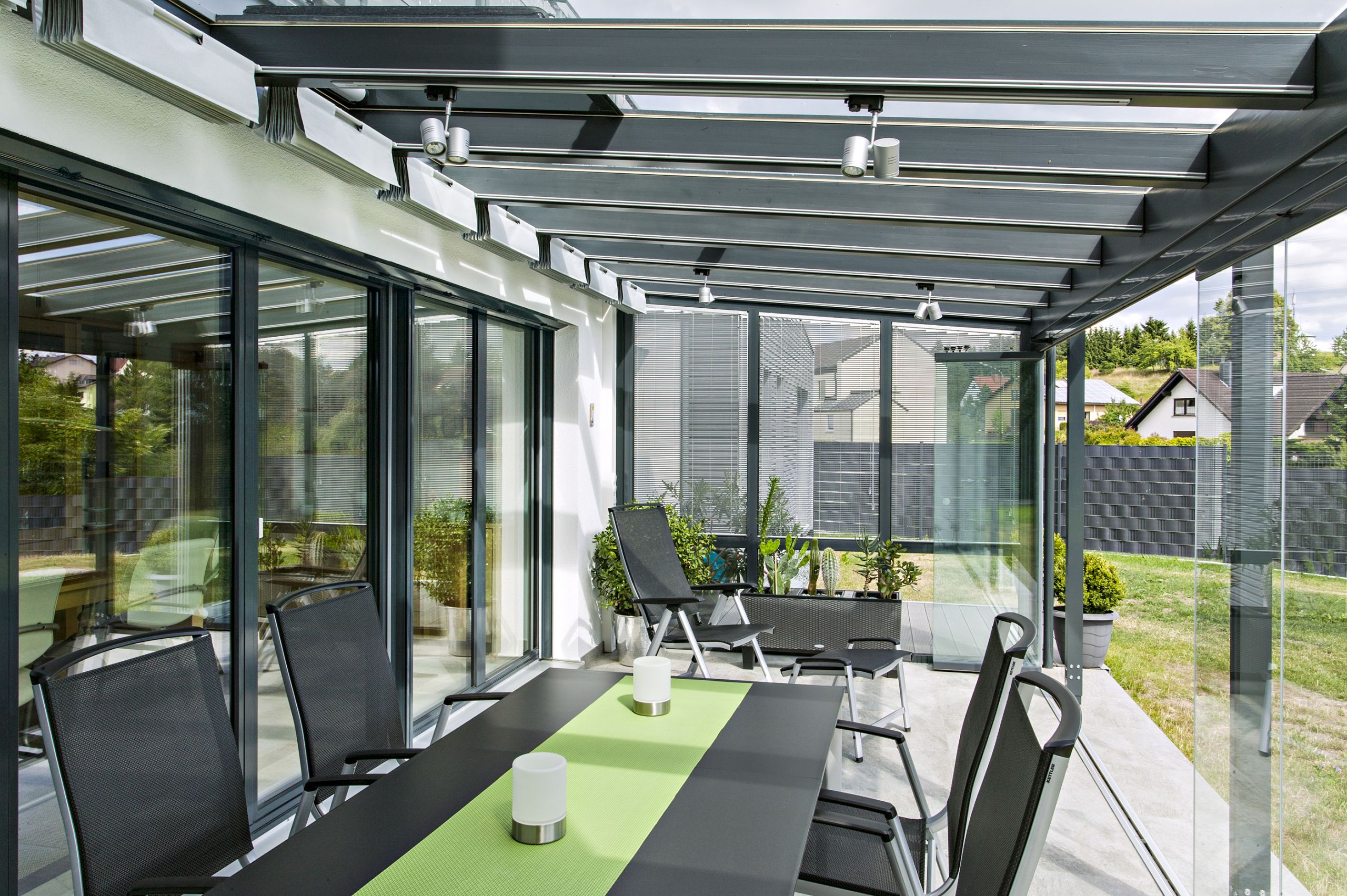 Terrassenüberdachung Alu als effektiver Wind- und Regenschutz im Raum ...