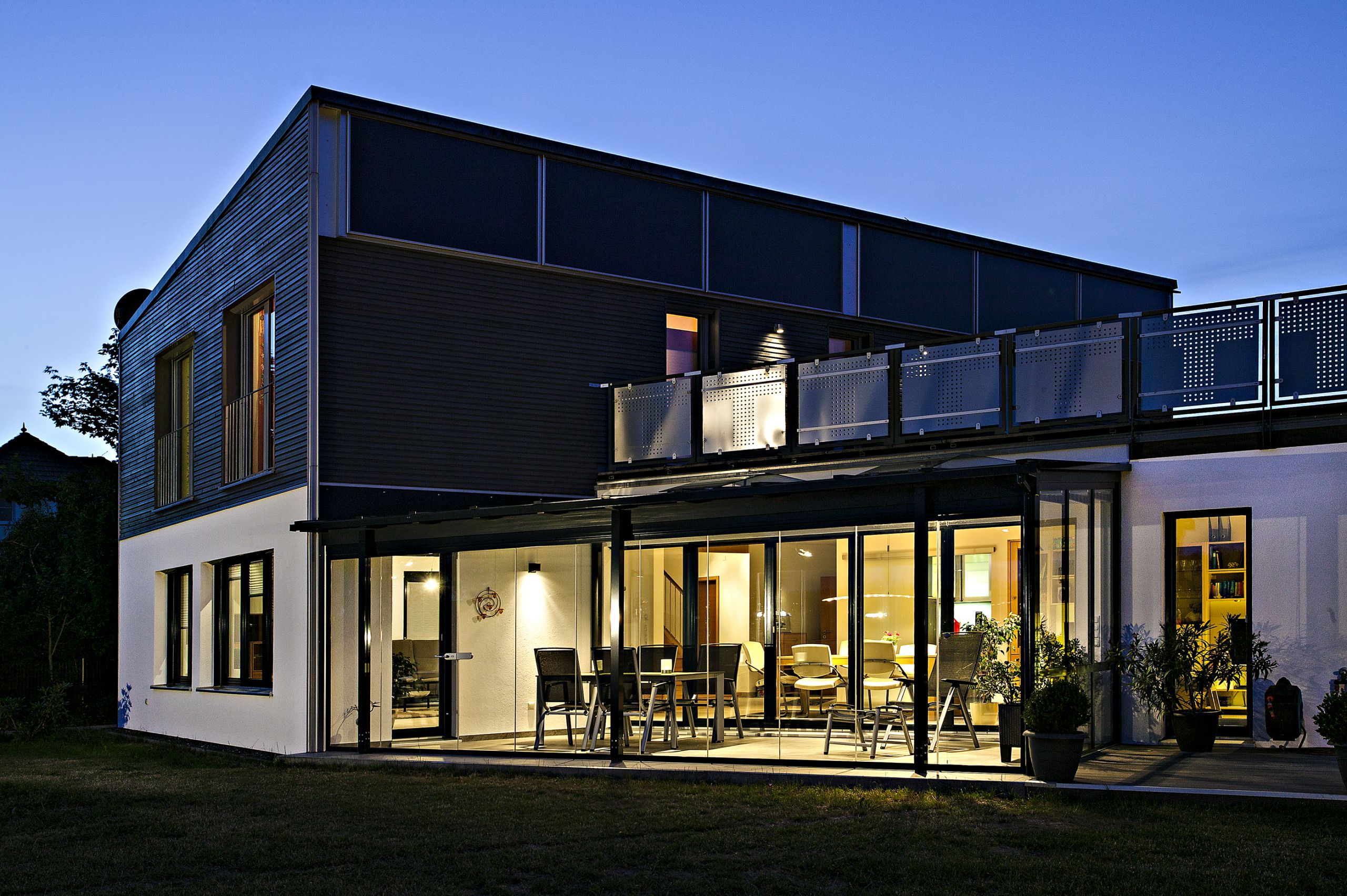 Terrassenüberdachung Alu als effektiver Wind- und Regenschutz im Raum ...